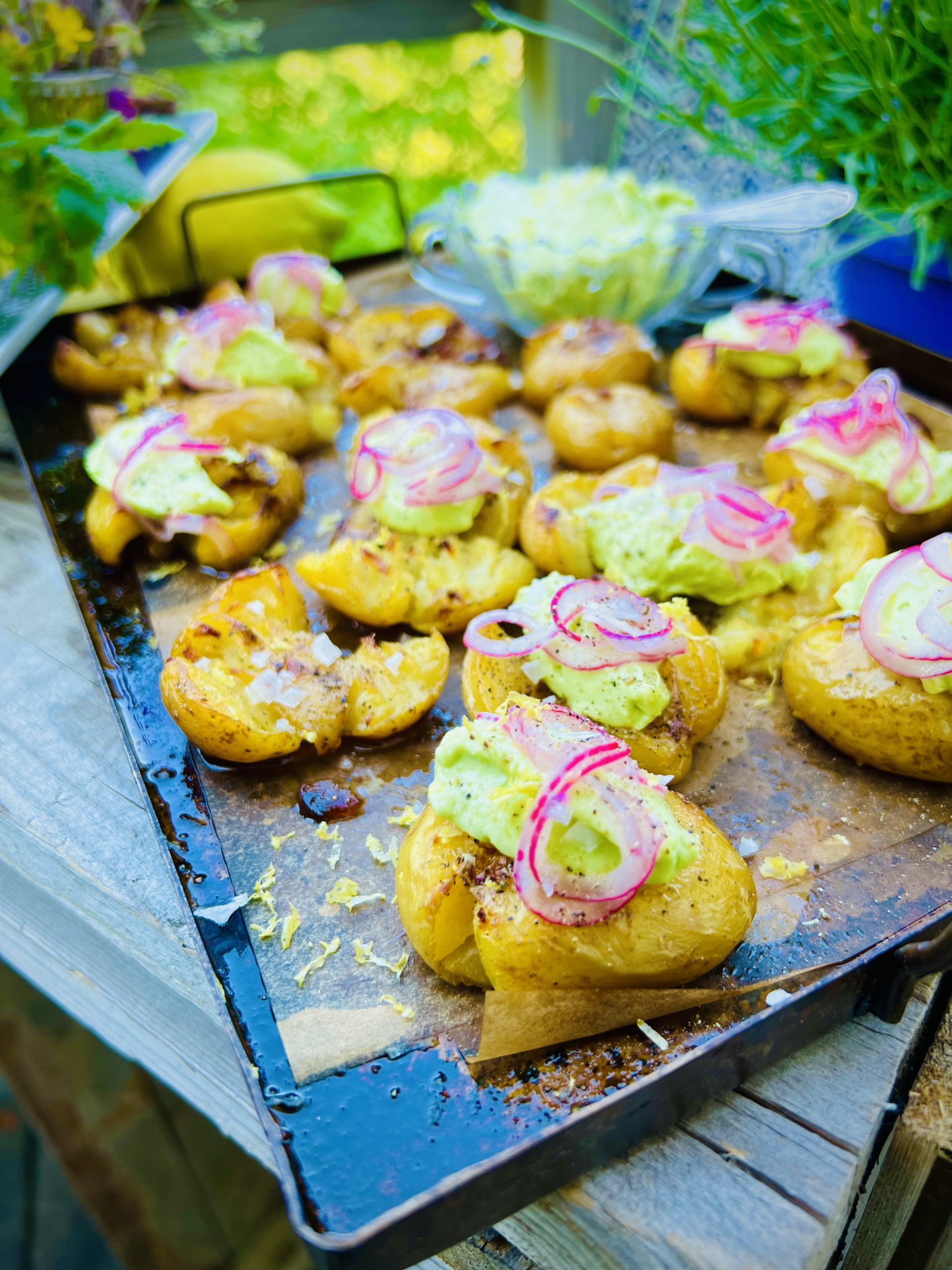 Smashad potatis med guacka & röd lök - Susannes Skafferi
